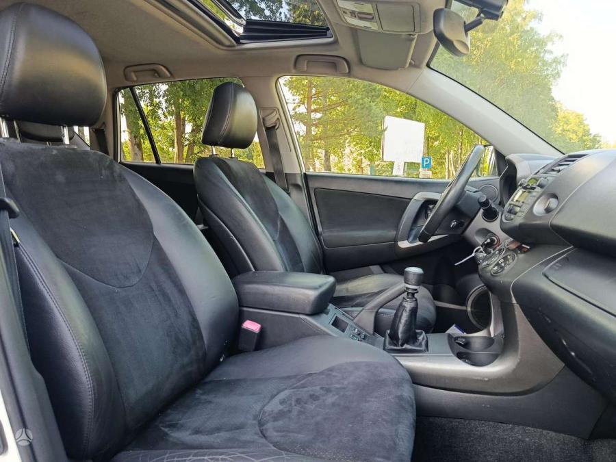 Balts Toyota RAV4 2011 Tauragė, ar dzinēja tilpumu 2.23 L un nobraukumu 230 tūkst. km par 7200 €, foto 24 vietnē AUTOMOTO.COM.LV