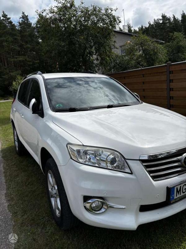 White Toyota RAV4 2011 in Ukmerge, with an engine capacity of 2.23 L and mileage of 200 thousand km for 7350 €, photo 2 on AUTOMOTO.COM.LV