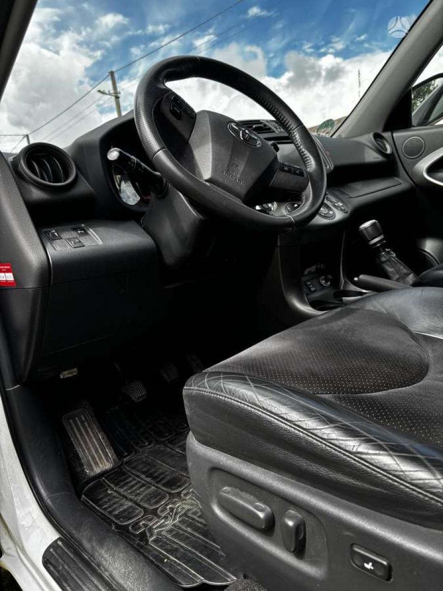 Balts Toyota RAV4 2011 Ukmergė, ar dzinēja tilpumu 2.23 L un nobraukumu 200 tūkst. km par 7350 €, foto 5 vietnē AUTOMOTO.COM.LV