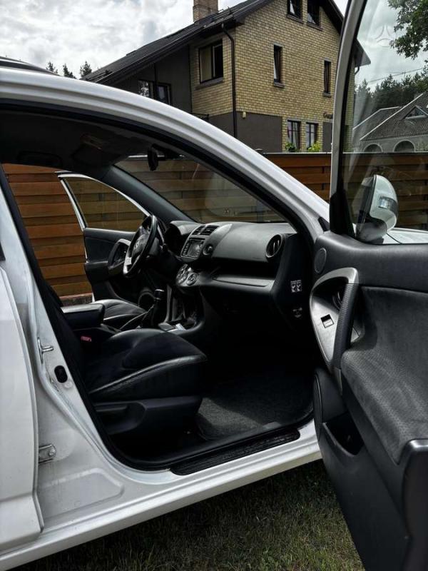 White Toyota RAV4 2011 in Ukmerge, with an engine capacity of 2.23 L and mileage of 200 thousand km for 7350 €, photo 5 on AUTOMOTO.COM.LV