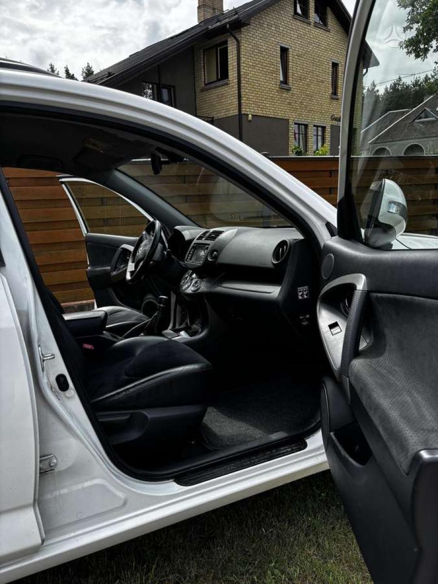 Balts Toyota RAV4 2011 Ukmergė, ar dzinēja tilpumu 2.23 L un nobraukumu 200 tūkst. km par 7350 €, foto 6 vietnē AUTOMOTO.COM.LV