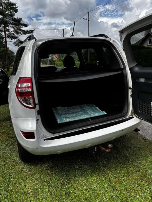 White Toyota RAV4 2011 in Ukmerge, with an engine capacity of 2.23 L and mileage of 200 thousand km for 7350 €, photo 6 on AUTOMOTO.COM.LV