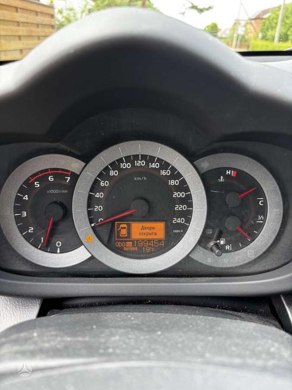 White Toyota RAV4 2011 in Ukmerge, with an engine capacity of 2.23 L and mileage of 200 thousand km for 7350 €, photo 8 on AUTOMOTO.COM.LV