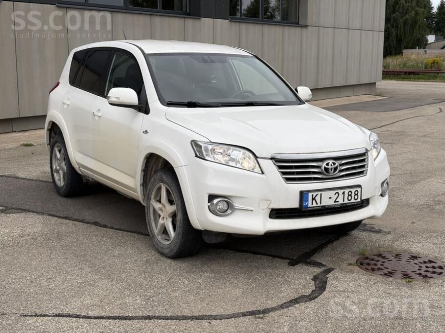 Balts Toyota RAV4 2011 Rīga, ar dzinēja tilpumu 2.20 L un nobraukumu 312 tūkst. km par 3250 €, foto 4 vietnē AUTOMOTO.COM.LV
