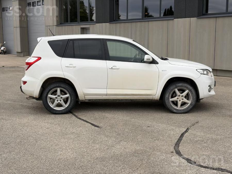 Balts Toyota RAV4 2011 Rīga, ar dzinēja tilpumu 2.20 L un nobraukumu 312 tūkst. km par 3250 €, foto 7 vietnē AUTOMOTO.COM.LV