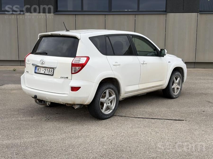 Balts Toyota RAV4 2011 Rīga, ar dzinēja tilpumu 2.20 L un nobraukumu 312 tūkst. km par 3250 €, foto 8 vietnē AUTOMOTO.COM.LV