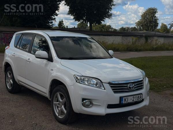 White Toyota RAV4 2011 in Riga, with an engine capacity of 2.20 L and mileage of 306 thousand km for 4900 €, photo 1 on AUTOMOTO.COM.LV