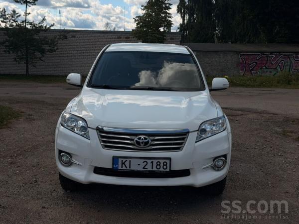 White Toyota RAV4 2011 in Riga, with an engine capacity of 2.20 L and mileage of 306 thousand km for 4900 €, photo 2 on AUTOMOTO.COM.LV