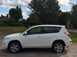 Balts Toyota RAV4 2011 Rīga, ar dzinēja tilpumu 2.20 L un nobraukumu 306 tūkst. km par 4900 €, foto 5 vietnē AUTOMOTO.COM.LV