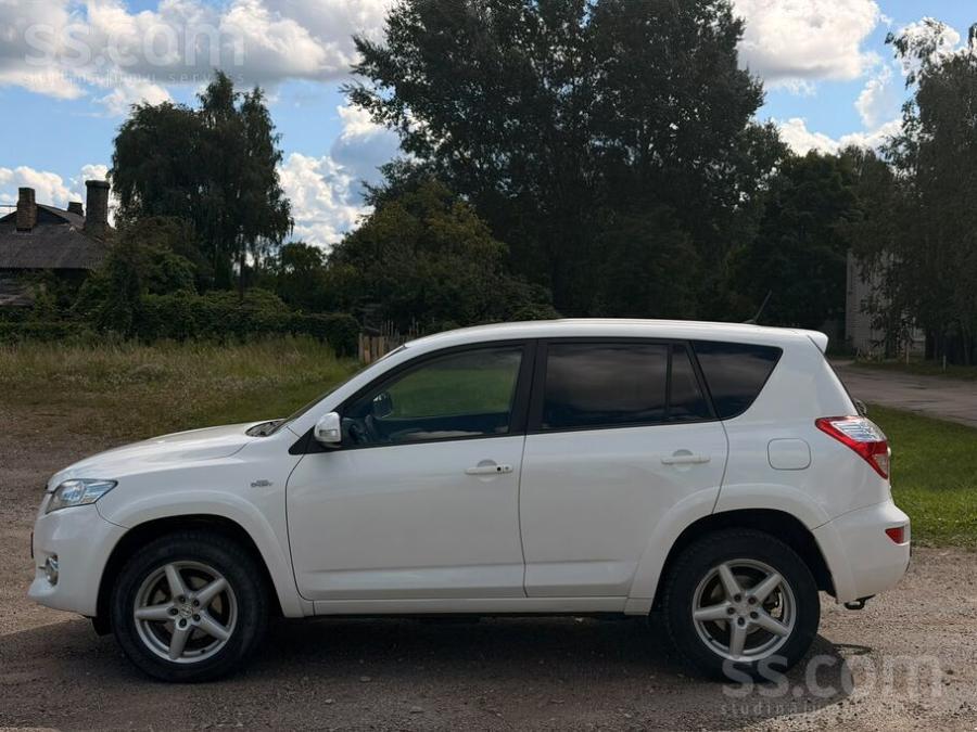 Balts Toyota RAV4 2011 Rīga, ar dzinēja tilpumu 2.20 L un nobraukumu 306 tūkst. km par 4900 €, foto 5 vietnē AUTOMOTO.COM.LV