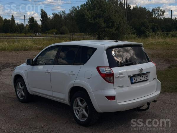 White Toyota RAV4 2011 in Riga, with an engine capacity of 2.20 L and mileage of 306 thousand km for 4900 €, photo 6 on AUTOMOTO.COM.LV
