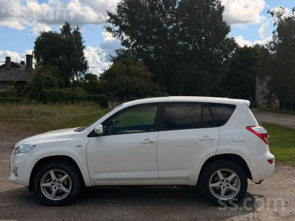 White Toyota RAV4 2011 in Riga, with an engine capacity of 2.20 L and mileage of 306 thousand km for 4900 €, photo 4 on AUTOMOTO.COM.LV