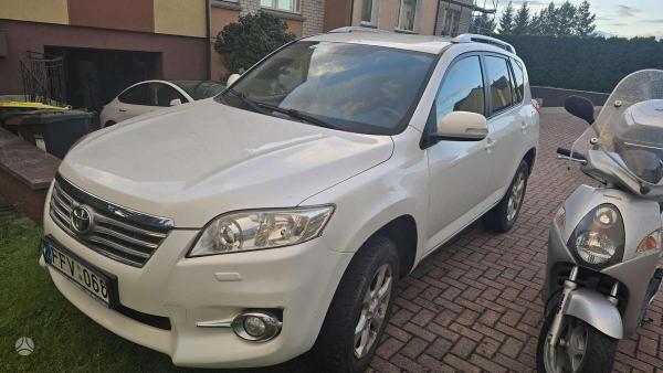 Balts Toyota RAV4 2011 Mažeikiai, ar dzinēja tilpumu 1.99 L un nobraukumu 130 tūkst. km par 8000 €, foto 1 vietnē AUTOMOTO.COM.LV