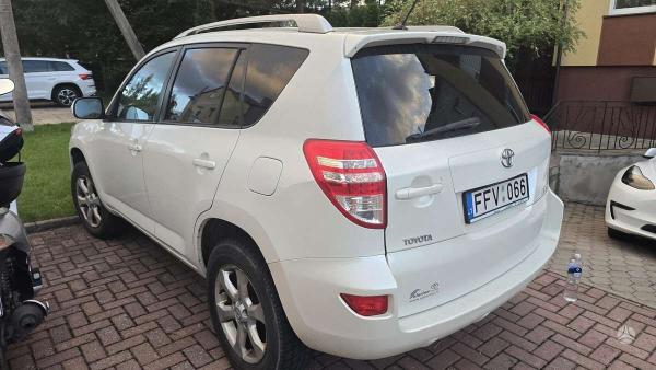 Balts Toyota RAV4 2011 Mažeikiai, ar dzinēja tilpumu 1.99 L un nobraukumu 130 tūkst. km par 8000 €, foto 3 vietnē AUTOMOTO.COM.LV