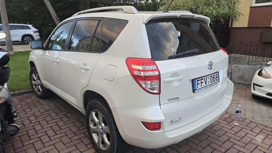 Balts Toyota RAV4 2011 Mažeikiai, ar dzinēja tilpumu 1.99 L un nobraukumu 130 tūkst. km par 8000 €, foto 3 vietnē AUTOMOTO.COM.LV