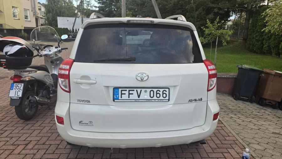 Balts Toyota RAV4 2011 Mažeikiai, ar dzinēja tilpumu 1.99 L un nobraukumu 130 tūkst. km par 8000 €, foto 4 vietnē AUTOMOTO.COM.LV