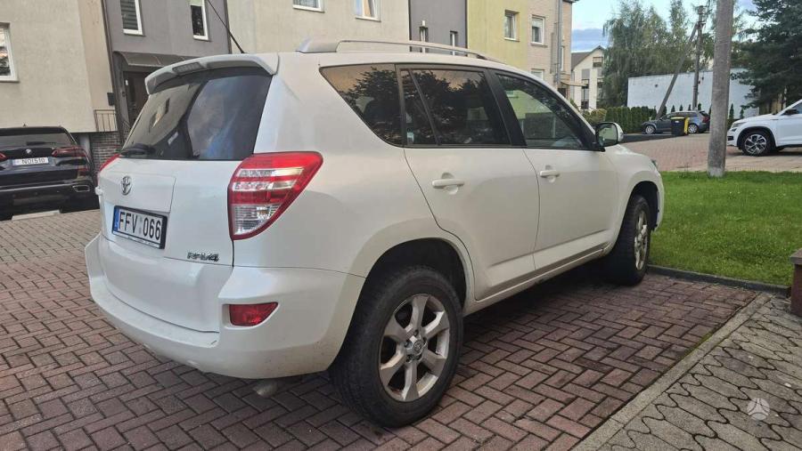 Balts Toyota RAV4 2011 Mažeikiai, ar dzinēja tilpumu 1.99 L un nobraukumu 130 tūkst. km par 8000 €, foto 5 vietnē AUTOMOTO.COM.LV
