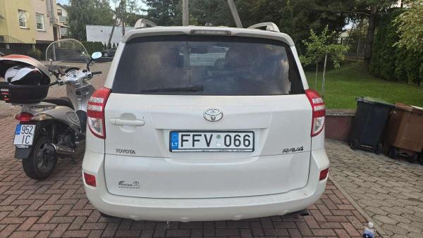 White Toyota RAV4 2011 in Mazeikiai, with an engine capacity of 1.99 L and mileage of 130 thousand km for 8000 €, photo 4 on AUTOMOTO.COM.LV