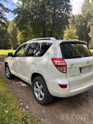 White Toyota RAV4 2011 in Riga, with an engine capacity of 2.00 L and mileage of 190 thousand km for 7900 €, photo  on AUTOMOTO.COM.LV
