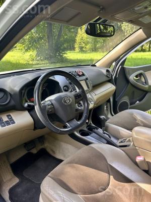 White Toyota RAV4 2011 in Riga, with an engine capacity of 2.00 L and mileage of 190 thousand km for 7900 €, photo 3 on AUTOMOTO.COM.LV