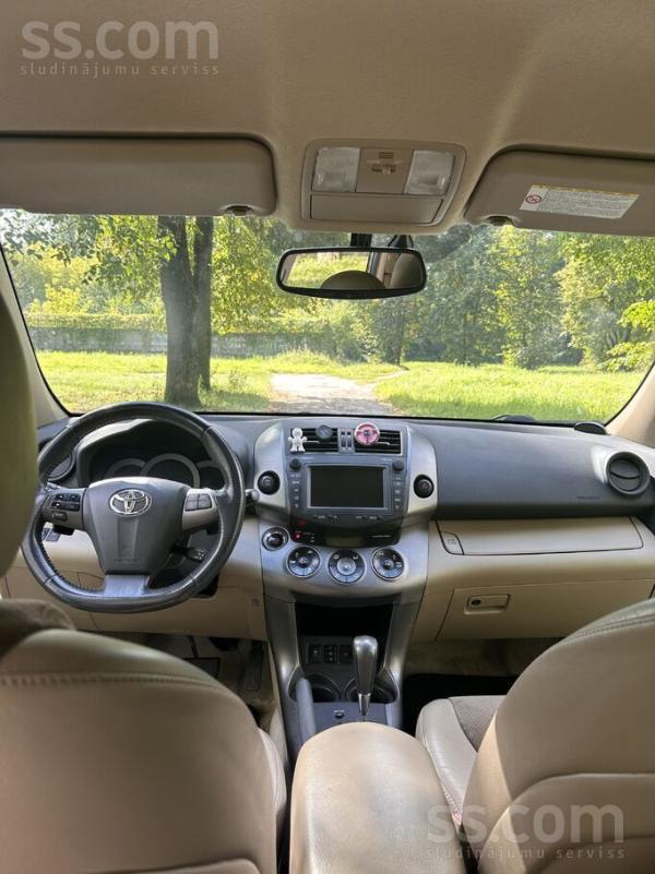 White Toyota RAV4 2011 in Riga, with an engine capacity of 2.00 L and mileage of 190 thousand km for 7900 €, photo 4 on AUTOMOTO.COM.LV