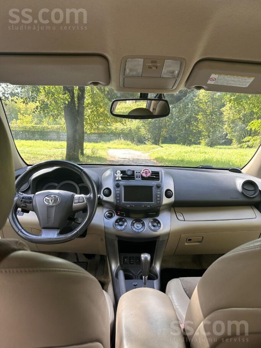 White Toyota RAV4 2011 in Riga, with an engine capacity of 2.00 L and mileage of 190 thousand km for 7900 €, photo 4 on AUTOMOTO.COM.LV