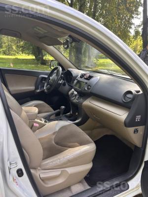 White Toyota RAV4 2011 in Riga, with an engine capacity of 2.00 L and mileage of 190 thousand km for 7900 €, photo 6 on AUTOMOTO.COM.LV