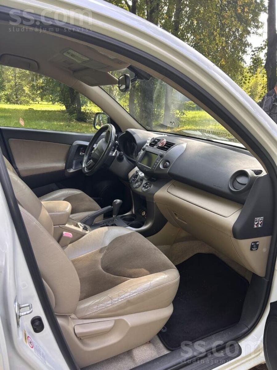 White Toyota RAV4 2011 in Riga, with an engine capacity of 2.00 L and mileage of 190 thousand km for 7900 €, photo 6 on AUTOMOTO.COM.LV