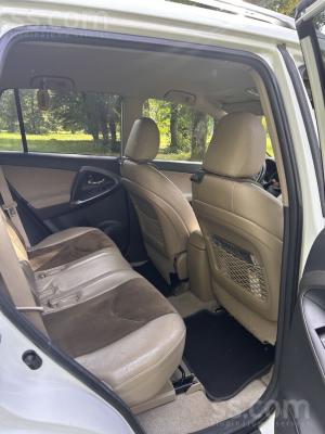 White Toyota RAV4 2011 in Riga, with an engine capacity of 2.00 L and mileage of 190 thousand km for 7900 €, photo 7 on AUTOMOTO.COM.LV
