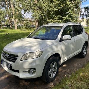White Toyota RAV4 2011 in Riga, with an engine capacity of 2.00 L and mileage of 190 thousand km for 7900 €, photo 8 on AUTOMOTO.COM.LV