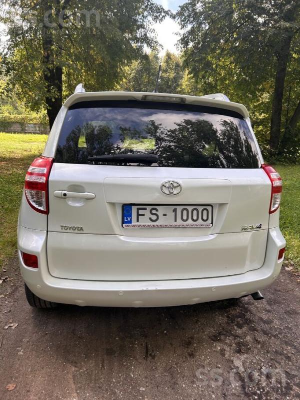 White Toyota RAV4 2011 in Riga, with an engine capacity of 2.00 L and mileage of 190 thousand km for 7900 €, photo 9 on AUTOMOTO.COM.LV