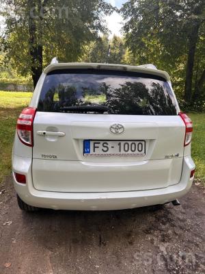 White Toyota RAV4 2011 in Riga, with an engine capacity of 2.00 L and mileage of 190 thousand km for 7900 €, photo 9 on AUTOMOTO.COM.LV