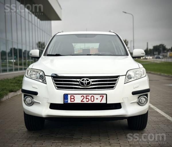 White Toyota RAV4 2011 in Rezekne, with an engine capacity of 2.20 L and mileage of 211 thousand km for 6990 €, photo 1 on AUTOMOTO.COM.LV
