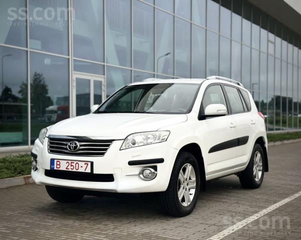 White Toyota RAV4 2011 in Rezekne, with an engine capacity of 2.20 L and mileage of 211 thousand km for 6990 €, photo 3 on AUTOMOTO.COM.LV
