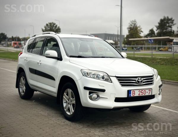 White Toyota RAV4 2011 in Rezekne, with an engine capacity of 2.20 L and mileage of 211 thousand km for 6990 €, photo 4 on AUTOMOTO.COM.LV