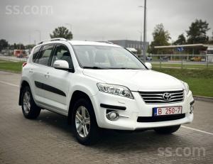 White Toyota RAV4 2011 in Rezekne, with an engine capacity of 2.20 L and mileage of 211 thousand km for 6990 €, photo 4 on AUTOMOTO.COM.LV