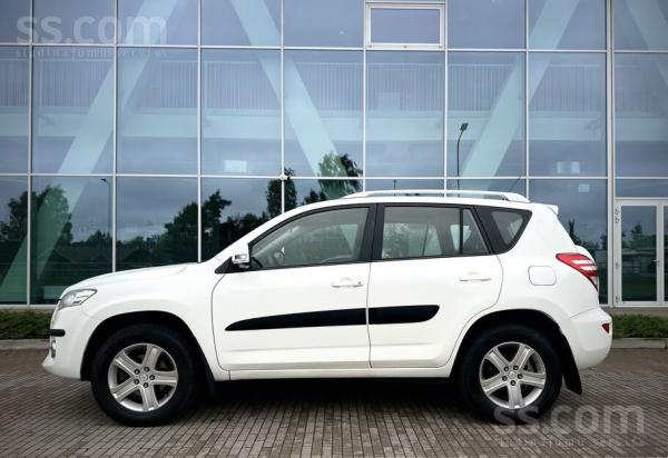 White Toyota RAV4 2011 in Rezekne, with an engine capacity of 2.20 L and mileage of 211 thousand km for 6990 €, photo 5 on AUTOMOTO.COM.LV