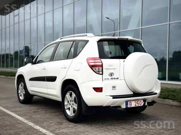 White Toyota RAV4 2011 in Rezekne, with an engine capacity of 2.20 L and mileage of 211 thousand km for 6990 €, photo 6 on AUTOMOTO.COM.LV