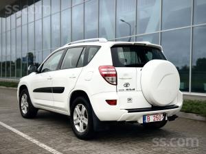 White Toyota RAV4 2011 in Rezekne, with an engine capacity of 2.20 L and mileage of 211 thousand km for 6990 €, photo 6 on AUTOMOTO.COM.LV