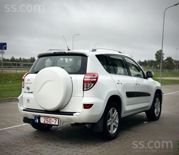 White Toyota RAV4 2011 in Rezekne, with an engine capacity of 2.20 L and mileage of 211 thousand km for 6990 €, photo 7 on AUTOMOTO.COM.LV