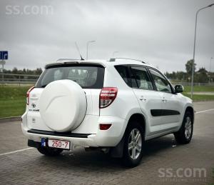 White Toyota RAV4 2011 in Rezekne, with an engine capacity of 2.20 L and mileage of 211 thousand km for 6990 €, photo 7 on AUTOMOTO.COM.LV