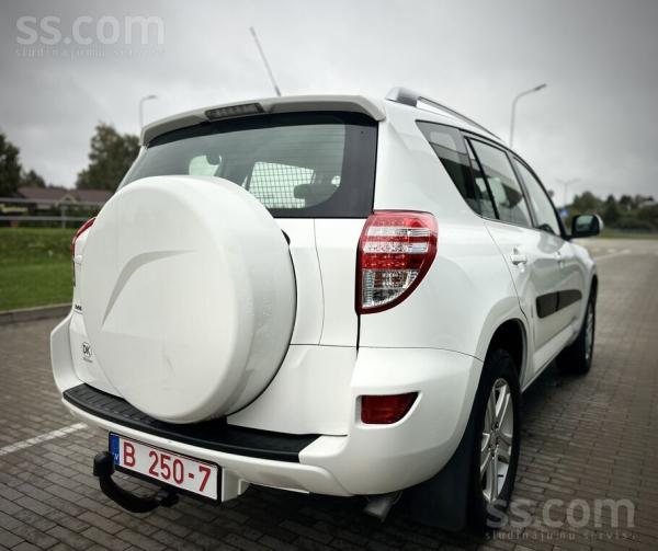 White Toyota RAV4 2011 in Rezekne, with an engine capacity of 2.20 L and mileage of 211 thousand km for 6990 €, photo 8 on AUTOMOTO.COM.LV