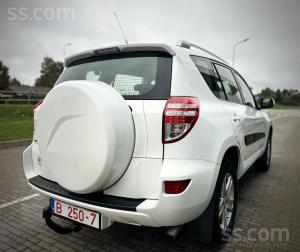 White Toyota RAV4 2011 in Rezekne, with an engine capacity of 2.20 L and mileage of 211 thousand km for 6990 €, photo 8 on AUTOMOTO.COM.LV