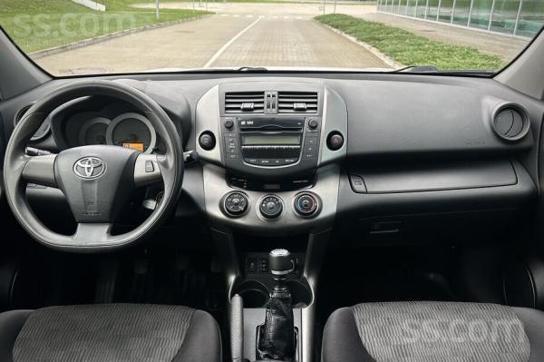 White Toyota RAV4 2011 in Rezekne, with an engine capacity of 2.20 L and mileage of 211 thousand km for 6990 €, photo 10 on AUTOMOTO.COM.LV