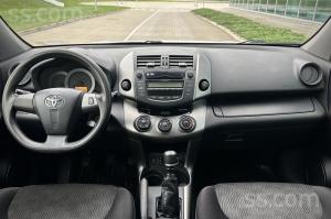 White Toyota RAV4 2011 in Rezekne, with an engine capacity of 2.20 L and mileage of 211 thousand km for 6990 €, photo 10 on AUTOMOTO.COM.LV