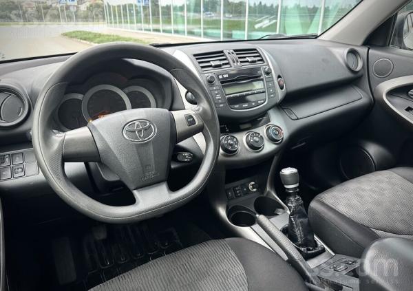 White Toyota RAV4 2011 in Rezekne, with an engine capacity of 2.20 L and mileage of 211 thousand km for 6990 €, photo 11 on AUTOMOTO.COM.LV