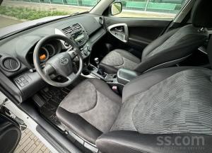 White Toyota RAV4 2011 in Rezekne, with an engine capacity of 2.20 L and mileage of 211 thousand km for 6990 €, photo 12 on AUTOMOTO.COM.LV