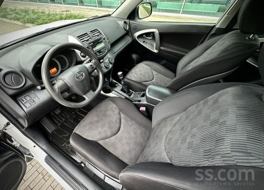 White Toyota RAV4 2011 in Rezekne, with an engine capacity of 2.20 L and mileage of 211 thousand km for 6990 €, photo 12 on AUTOMOTO.COM.LV