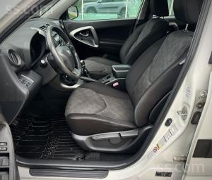 White Toyota RAV4 2011 in Rezekne, with an engine capacity of 2.20 L and mileage of 211 thousand km for 6990 €, photo 13 on AUTOMOTO.COM.LV
