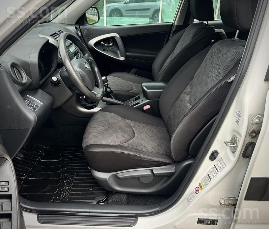 White Toyota RAV4 2011 in Rezekne, with an engine capacity of 2.20 L and mileage of 211 thousand km for 6990 €, photo 13 on AUTOMOTO.COM.LV